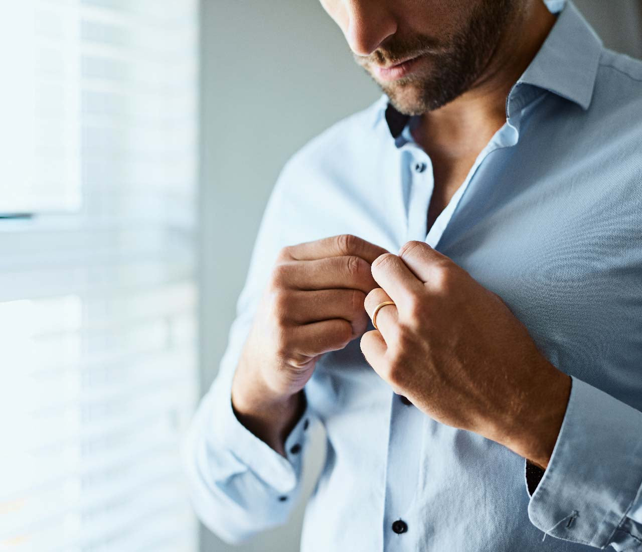 ¿Camisa con Camiseta Interior Debajo?